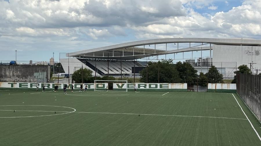 Por que campo ao lado do estádio do Corinthians cita 'Terremoto Verde'