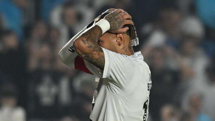 Neymar para na trave e na linha, Inter vence e afunda Santos no Z4