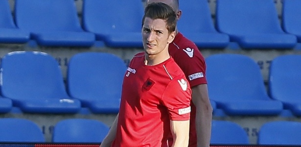 Ele tem 60 lojas aos 25 anos e deixou a Espanha por uma seleção 'nanica ...