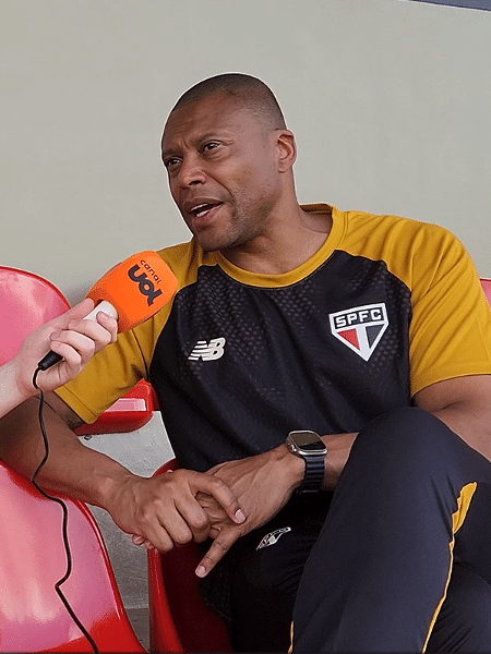 Júlio Baptista volta ao São Paulo e estreia devendo 15 horas de curso à CBF