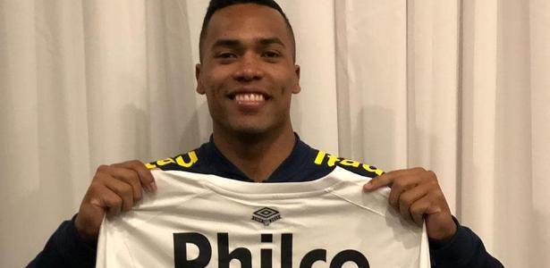 Alex Sandro recebe presente do Santos e diz: "Dá até vontade de colocar ...