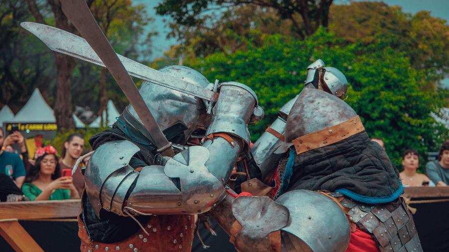 Clash Royale real: Fãs simulam lutas medievais com espada e escudo