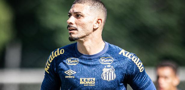 Alison pode estrear pelo Santos na temporada com ausência de Schmidt