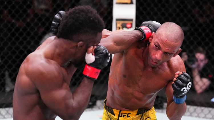 MMA: Edson Barboza protagoniza batalha épica e vence de virada no UFC
