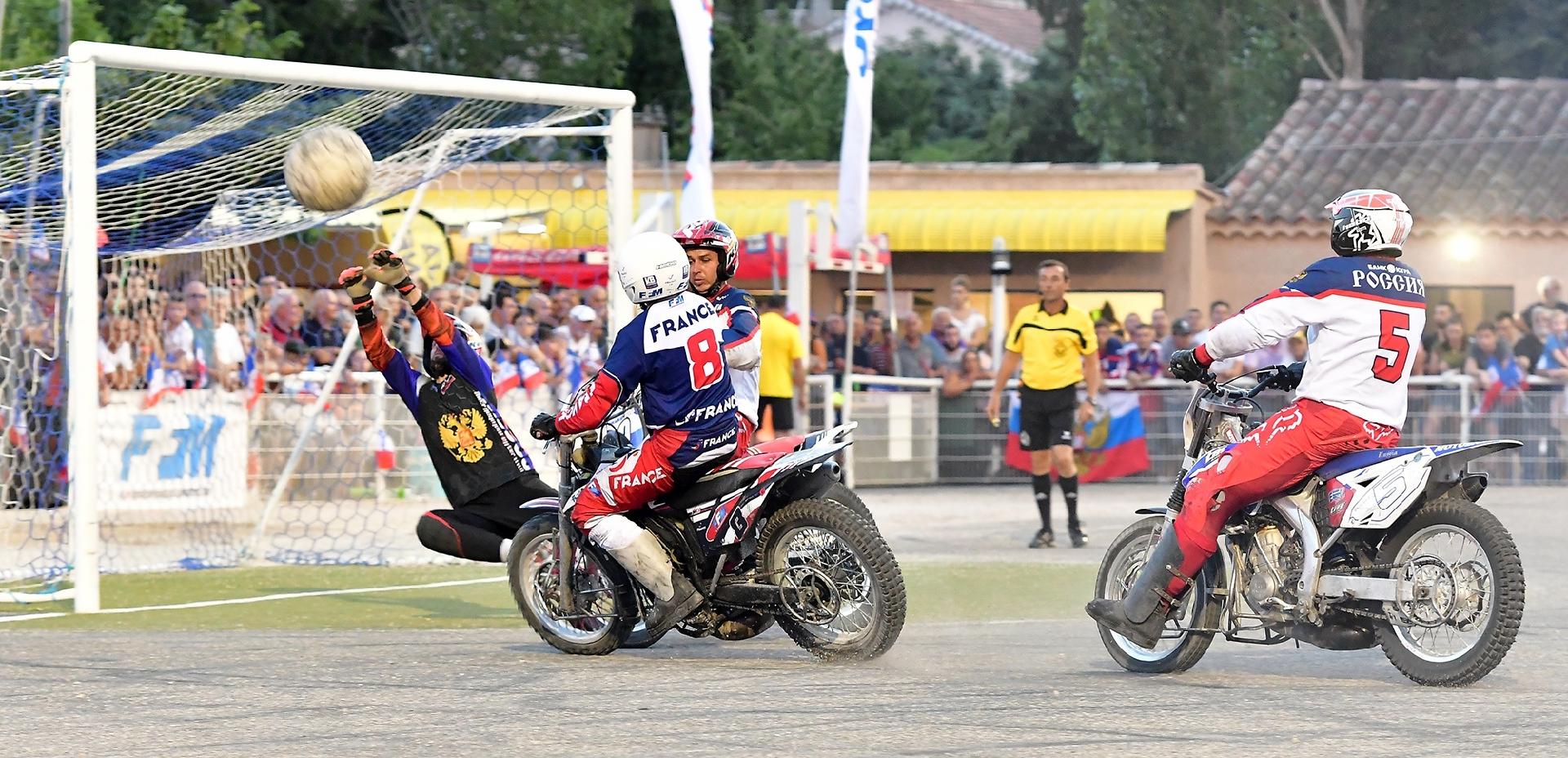 Conheça o Motoball, a versão do futebol sobre motocicletas