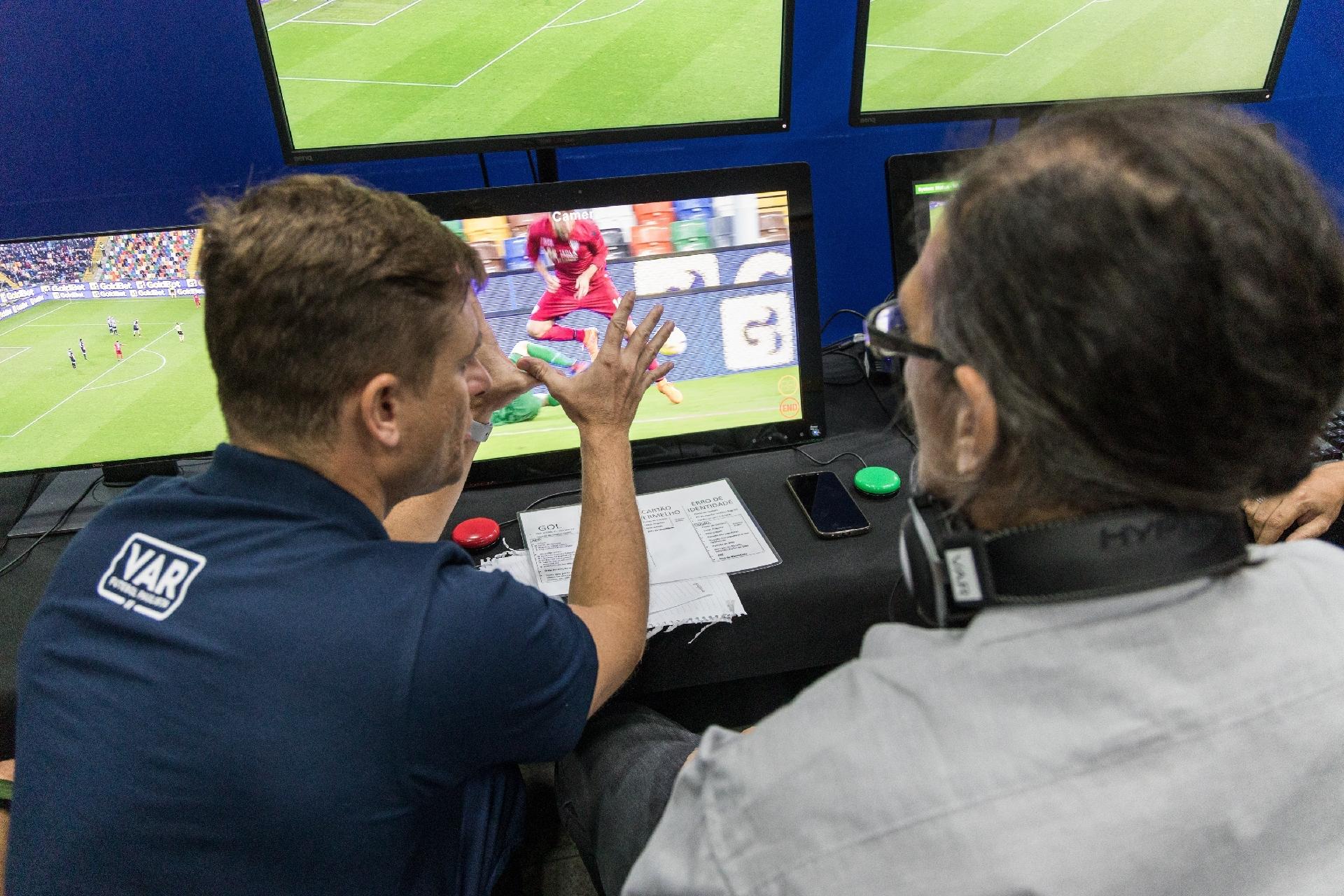 Testando o VAR: entenda as armadilhas que rondam o árbitro de vídeo ...
