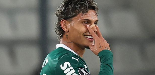 Ríos se irrita com repórter após pergunta sobre titularidade: 'É feio'