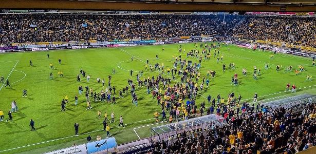 Torcida invade campo antes do fim, mas se frustra com empate de rival