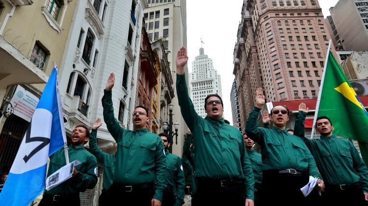 Nos anos 30, Hélio Gracie foi membro do integralismo, o fascismo ...