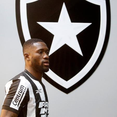 Botafogo anuncia a contratação do zagueiro Bastos