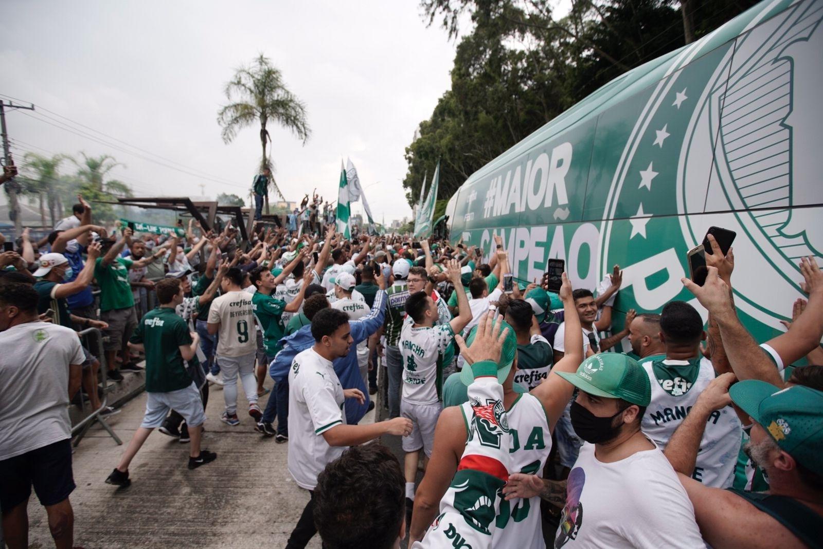 Palmeiras: Torcida faz festa antes do embarque para o Mundial; veja