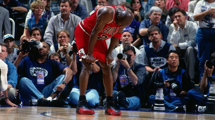 Michael Jordan tem tênis do "Jogo da Gripe" leiloado por R$ 6,6 mi
