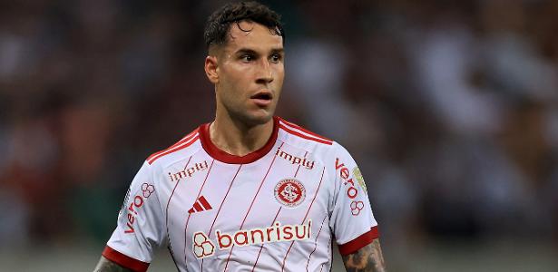 Inter: Hugo Mallo encara julgamento por apalpar seios de mascote