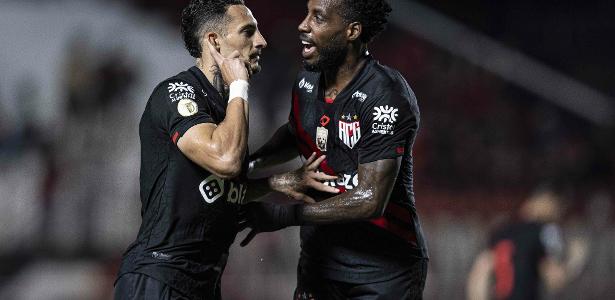 Atlético-GO vira contra Fortaleza e deixa lanterna do Brasileiro