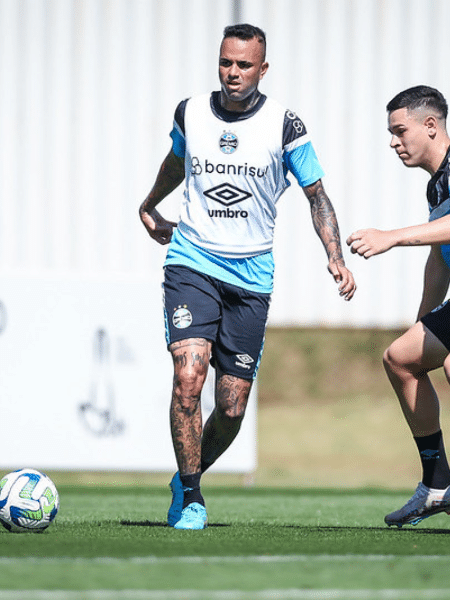 Após saída, Luan volta ao CT do Corinthians para treino com Grêmio
