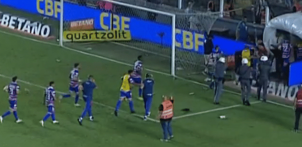 Jogo do Santos termina com bombas e invasão na Vila; time é rebaixado