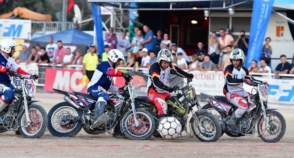 Conheça o Motoball, a versão do futebol sobre motocicletas