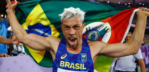 Aser Ramos é superado no fim e fica com prata no salto em distância em Paris