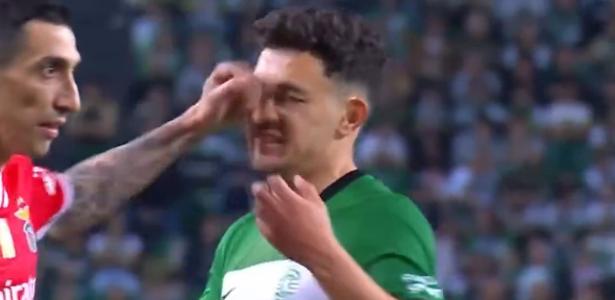 Di Maria peita, dá soco de propósito em adversário e não é expulso