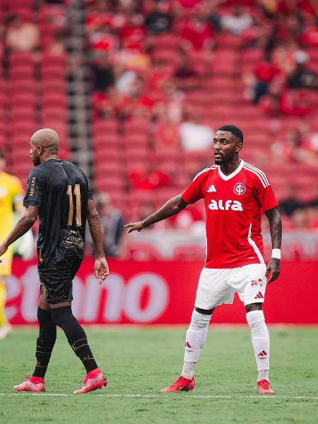 Vitória e Internacional negociam empréstimo do lateral Ramon