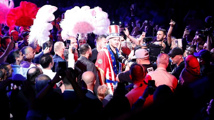 Boxeador britânico homenageia Apollo Creed, vence e canta Aerosmith ...