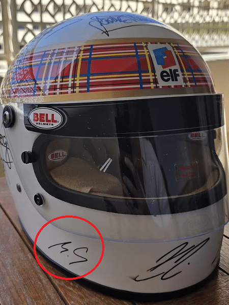 Com ajuda da esposa, Schumacher assina capacete em rara aparição na F1