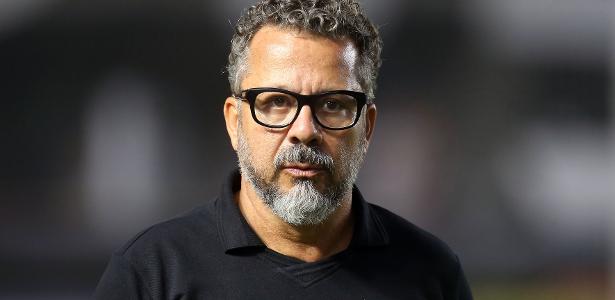 Cleber se esquiva sobre respaldo no Santos: 'Não posso responder'