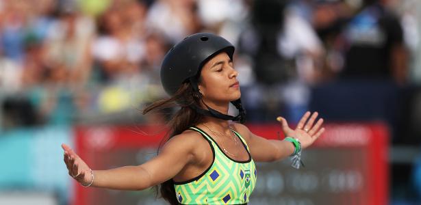 Rayssa faz gesto proibido e brinca sobre uma possível advertência