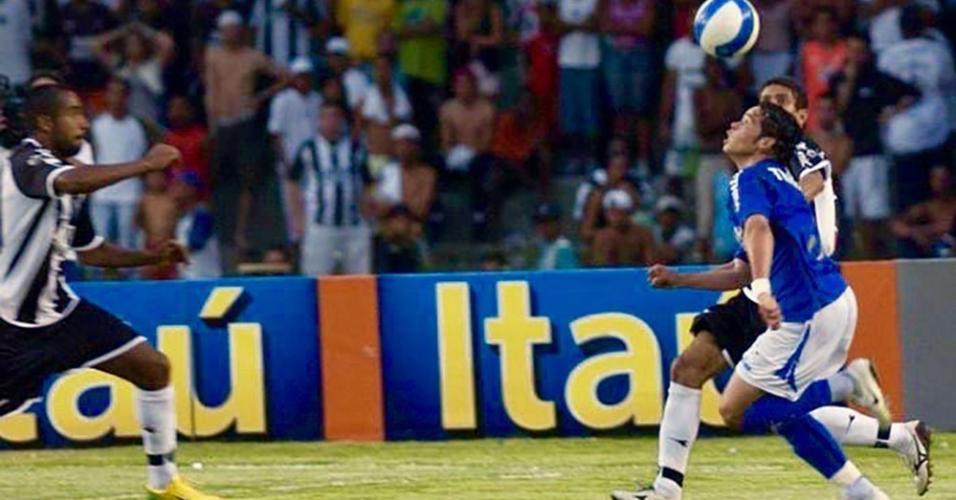 Kerlon conta como criou o "drible da foca" e lamenta carreira curta