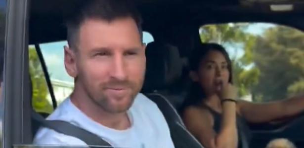 Messi para carro na rua, atende fãs e posa para fotos; veja