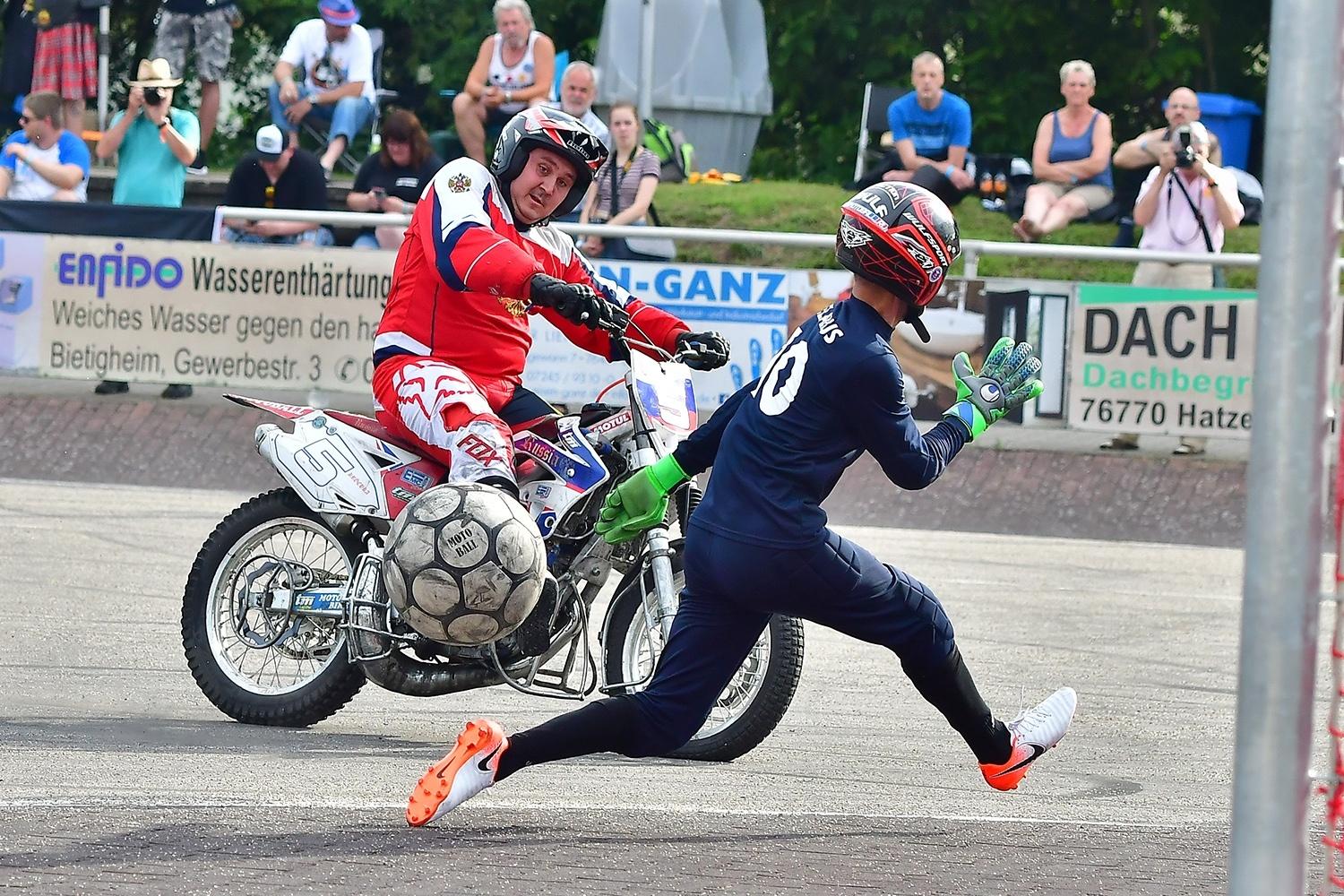 Conheça o Motoball, a versão do futebol sobre motocicletas