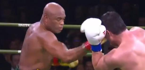 Anderson Silva x Chael Sonnen termina com empate; veja como foi a luta