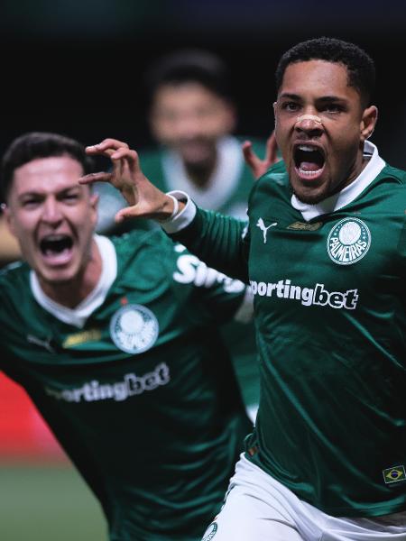 Vitor Roque celebra classificação do Palmeiras, mas pede foco na semi