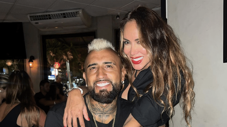 Vidal, do Flamengo, e namorada influencer curtem dia em lancha