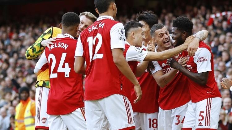 Arsenal goleia Nottingham Forest e volta à liderança no Inglês