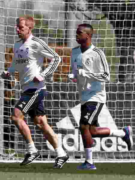 Real Madrid: Vinícius Júnior participa de treino no gramado
