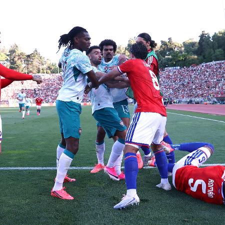 Zagueiro de Portugal defende companheiro após briga em jogo: 'Fui ajudar'