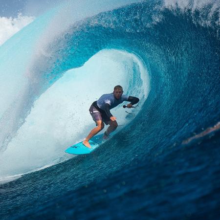 Ele surfa no trabalho, viu tubarões e tem o 'melhor emprego do mundo'