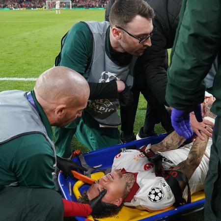 Jogador do Galatasaray corta dedo em placa e sai de maca na Champions