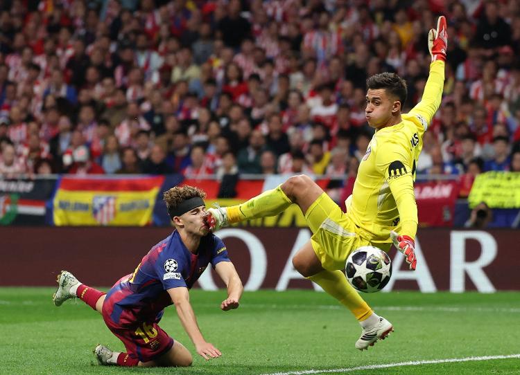 Meia do Barça sangra após choque com goleiro do Atlético na Champions; veja