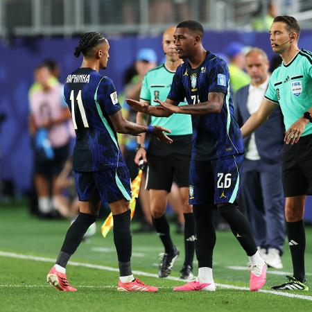Brasil x Haiti: Raphinha sente dor, é substituído, e Rayan estreia na Copa