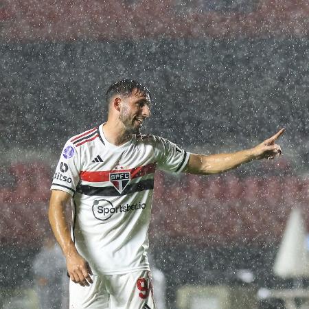Calleri dedica vitória do São Paulo a Rogério Ceni