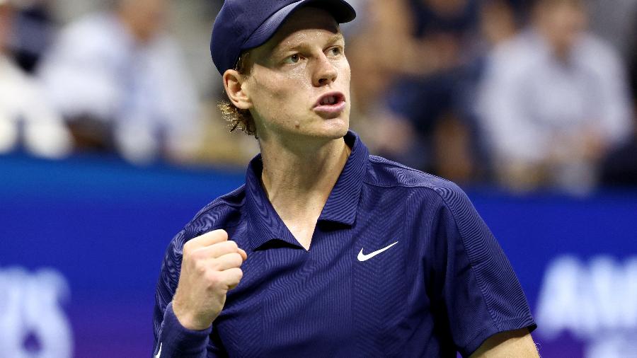 Sinner sofre com o saque, mas confirma final contra Alcaraz no US Open