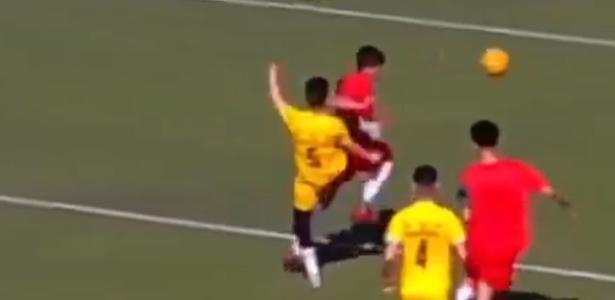Jogador de 17 anos leva chute no abdome e morre em jogo na Argélia