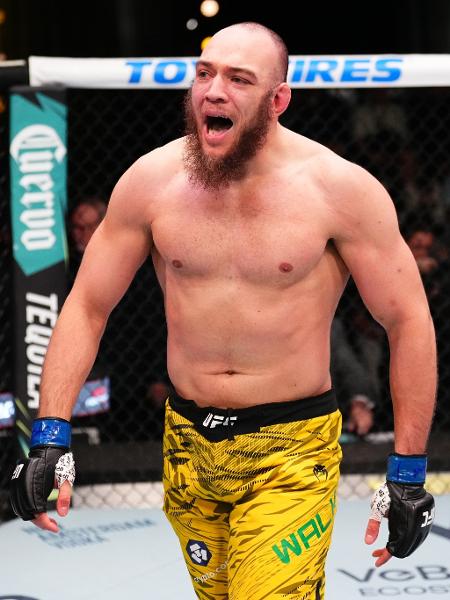 Choro e desabafo: Valter Walker rouba a cena na pesagem do UFC Rio