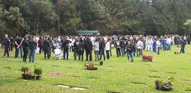 Leandro Lo: enterro de lutador é marcado por choro, revolta e protesto