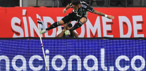 Pavón comemora gol do Galo com voadora na bandeira do São Paulo