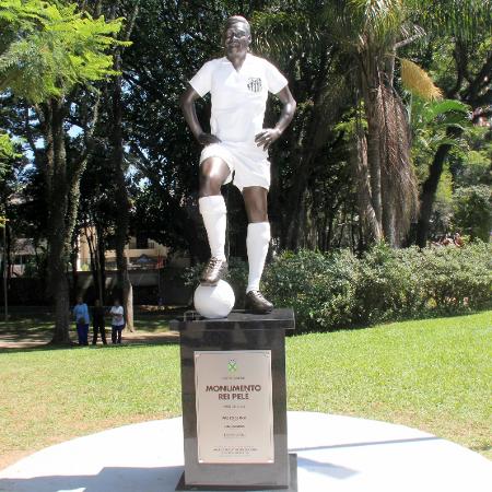 Pelé ganha estátua em cidade onde marcou seu primeiro gol