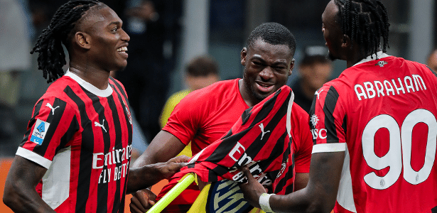 Jogadores 'vestem' bandeirinha de rival com camisa do Milan; assista