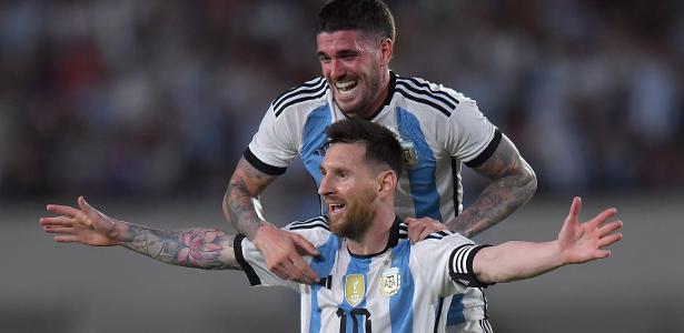 Messi chega ao 800º gol na carreira com golaço de falta pela Argentina